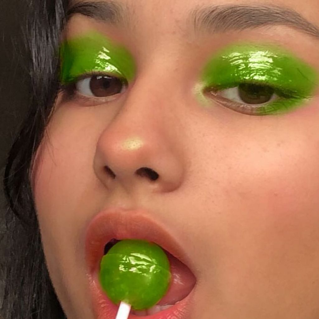 18 Glossy Makeup Ideas For The Glow Addicts
