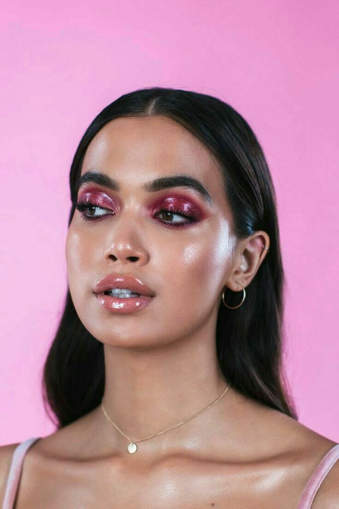 18 Glossy Makeup Ideas For The Glow Addicts