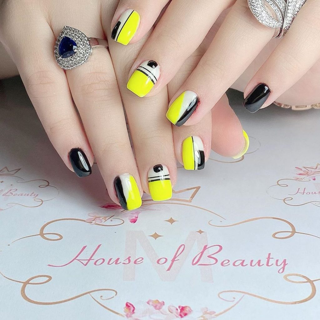 20 Stunning Designs For Short Acrylic Nails In All Shapes