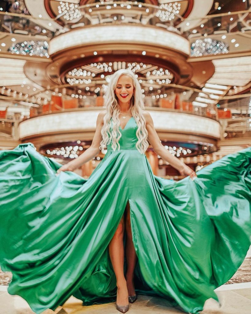 17 Amazing Christmas Outfits To Look Gorgeous This Holiday Season