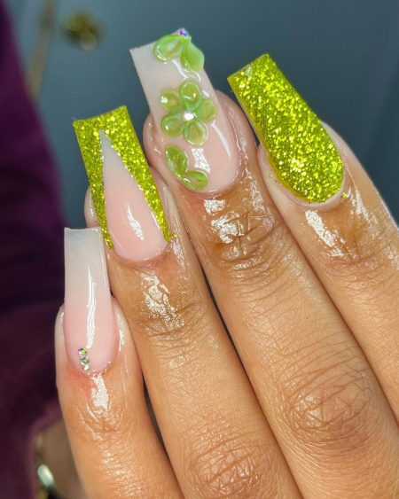 Graduation Nails: Chic Designs to Celebrate Your Big Day